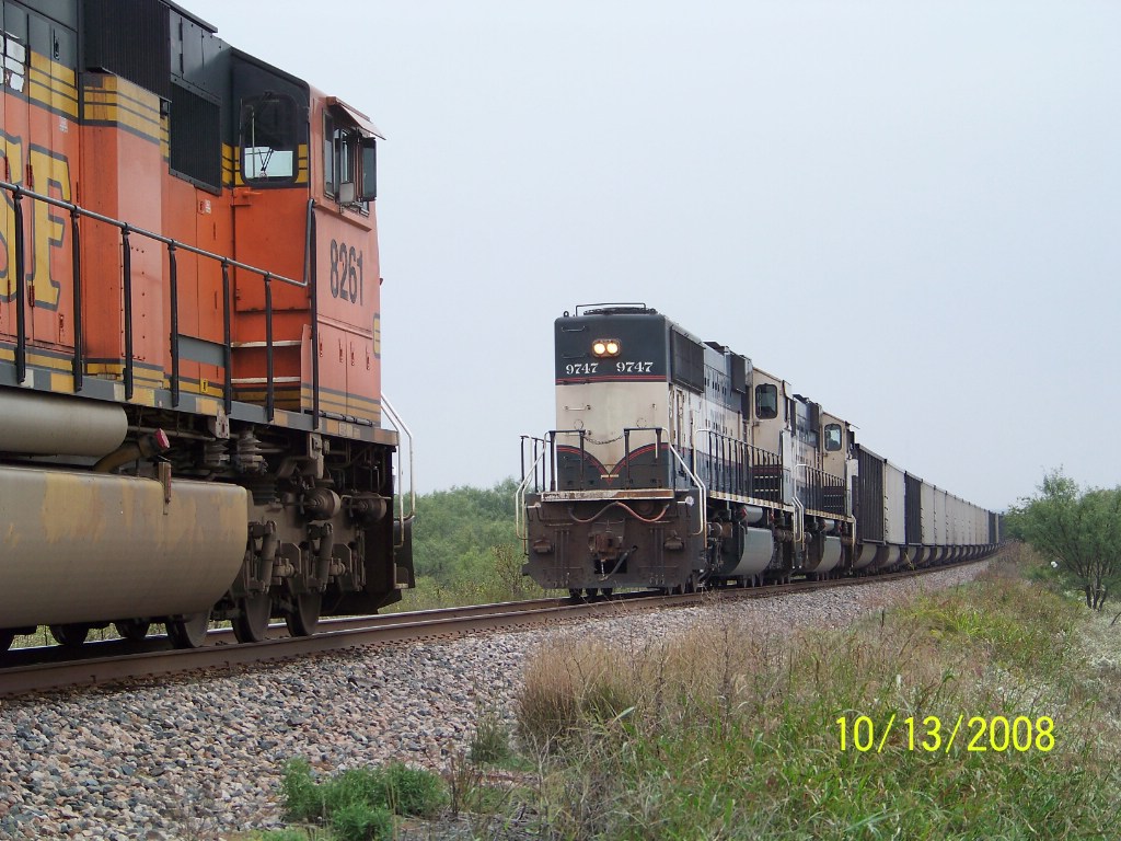 BNSF SD75M 8261 & BNSF SD70MAC 9747